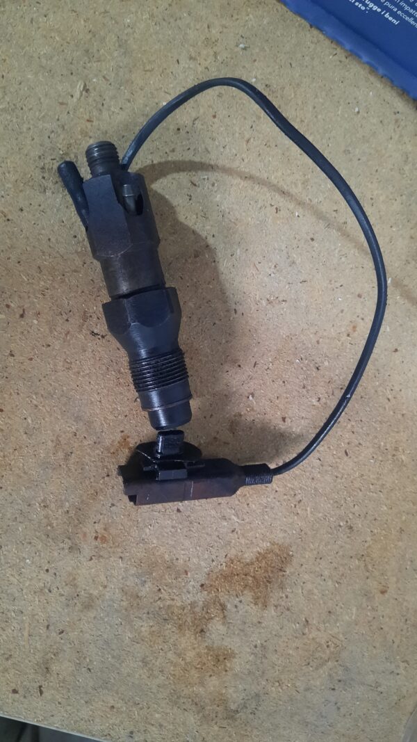 Injector cu fir 1.9 diesel Peugeot partner Citroen Berlingo cod motor ...